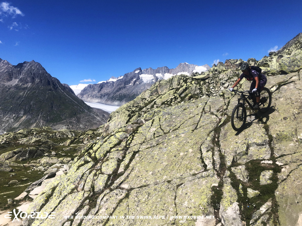 VTT enduro dans les Alpes suisses - Photo par Exoride
